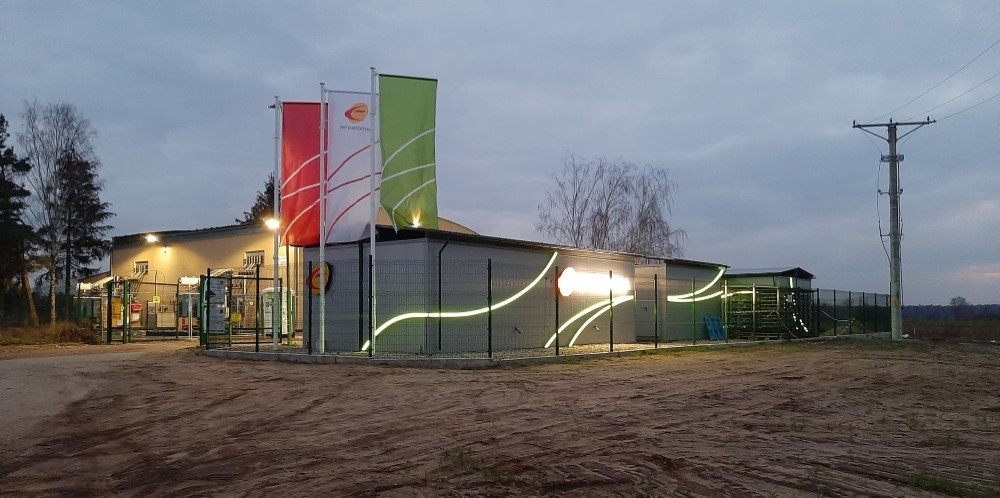 Traction substation dynamic load reduction system operating with high ...